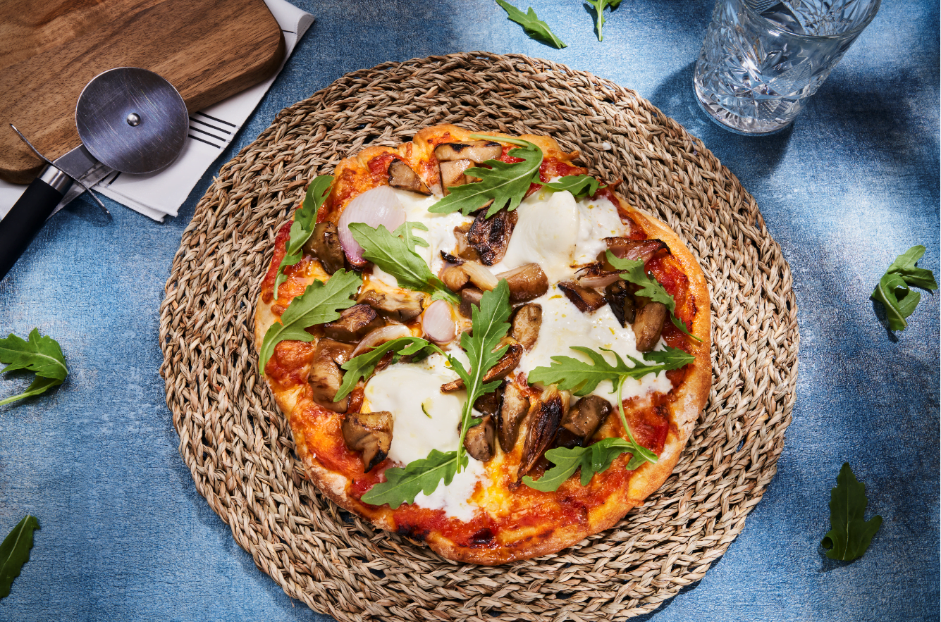 Pizza con mozzarella, boletus y cebollas asadas - SENIOR50